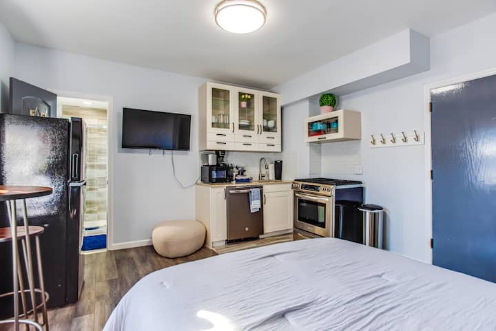 Stylish Whittier Studio Steps From Global Eats - U.S. Bank Stadium - Minneapolis