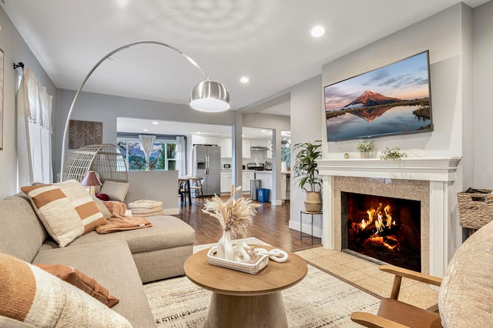 Designer-renovated Upper Unit | 8 Mins To Ferry - Edmonds, WA