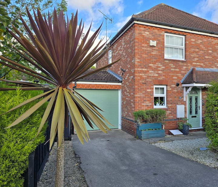 York City Retreat - Driveway Parking & Garden - York