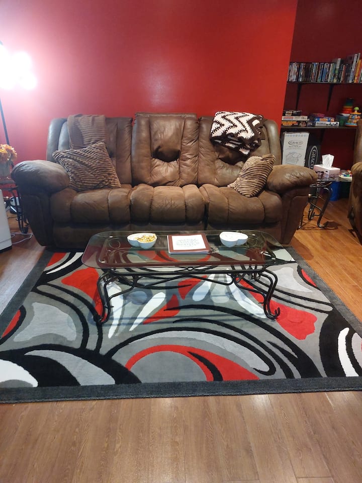 Comfortable 2 Bedroom Home Away From Home - White City
