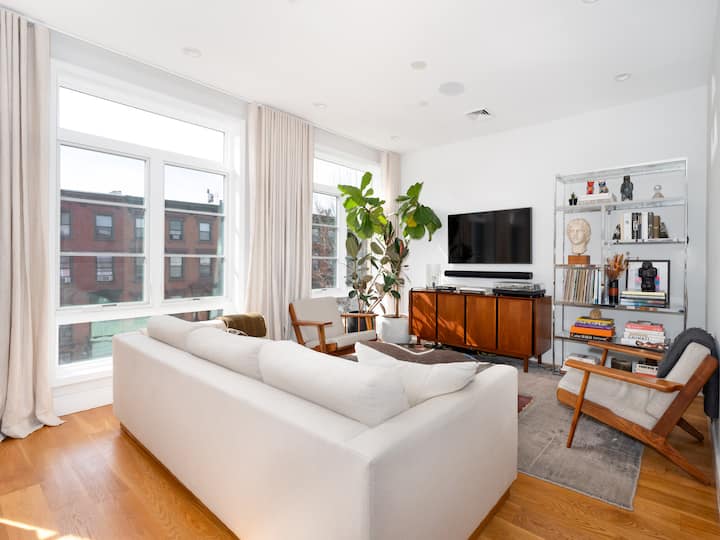 Designer Brooklyn Townhouse With Outdoor Space - Queens, NY