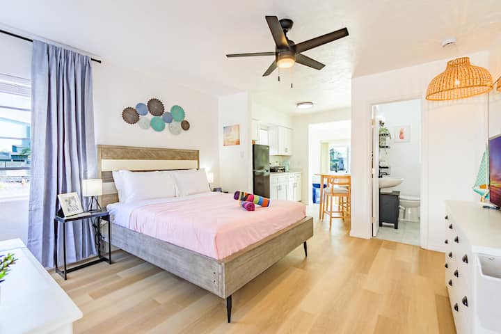 Bright Waterfront Studio Walk To Sand - Clearwater Beach, FL