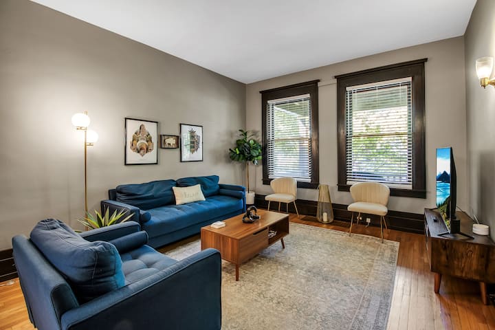 Beautifully Updated Elmwood Village 2 Bedroom Apt - Buffalo, NY