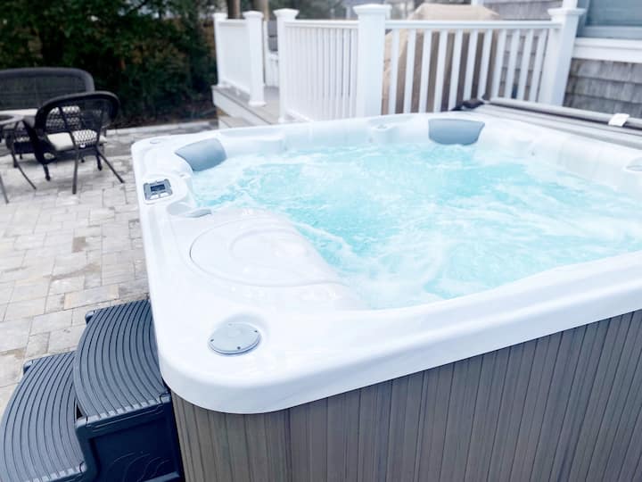 Cozy Autumn Cottage | Hot Tub + Pet Friendly - Old Silver Beach, MA