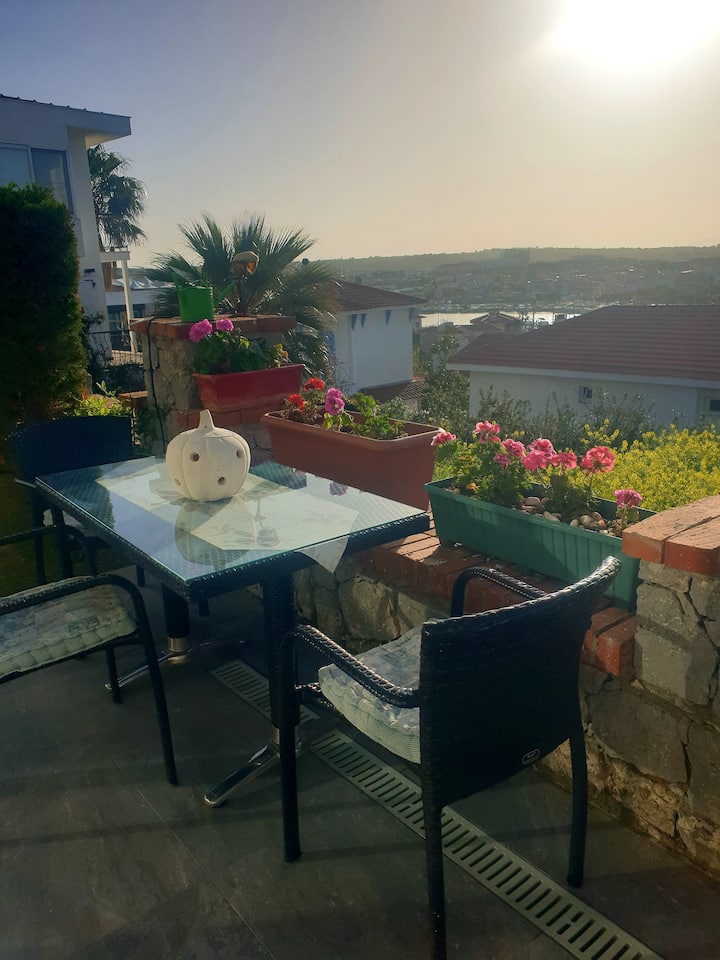 My House @ ÇEşme
Eşsiz Manzaralı,bahçeli,müstakil - Ilıca