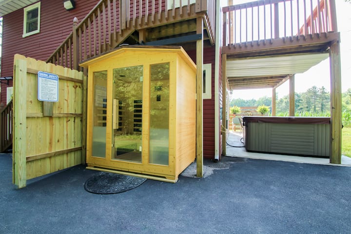 The Getaway2/ Sleeps 6/ Hot Tub & Sauna! & More! - 유니버셜