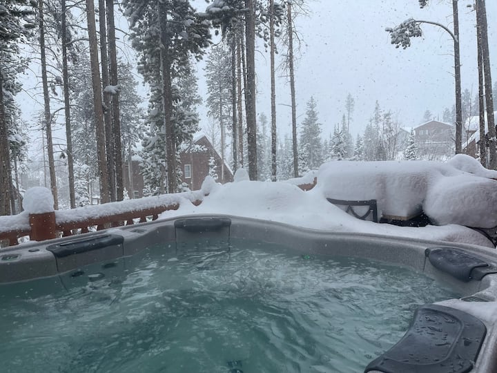 Cabin Above Downtown Winter Park. Private Hot Tub! - Winter Park, CO