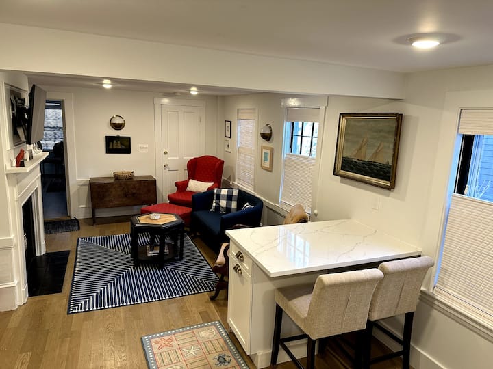 Charming Coastal 1st Floor Condo-2 Bedroom 2 Bath - Marblehead, MA