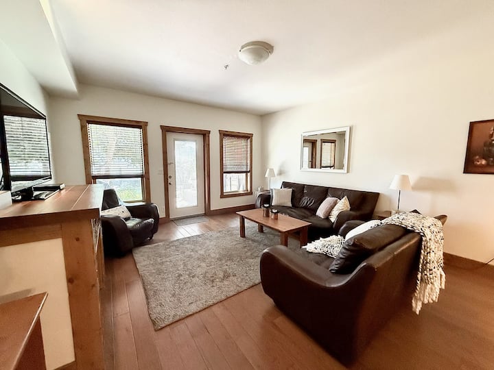 Luxury 3 Bed 3 Bath Lake Front Townhouse In Canadas Warmest City!! - Osoyoos
