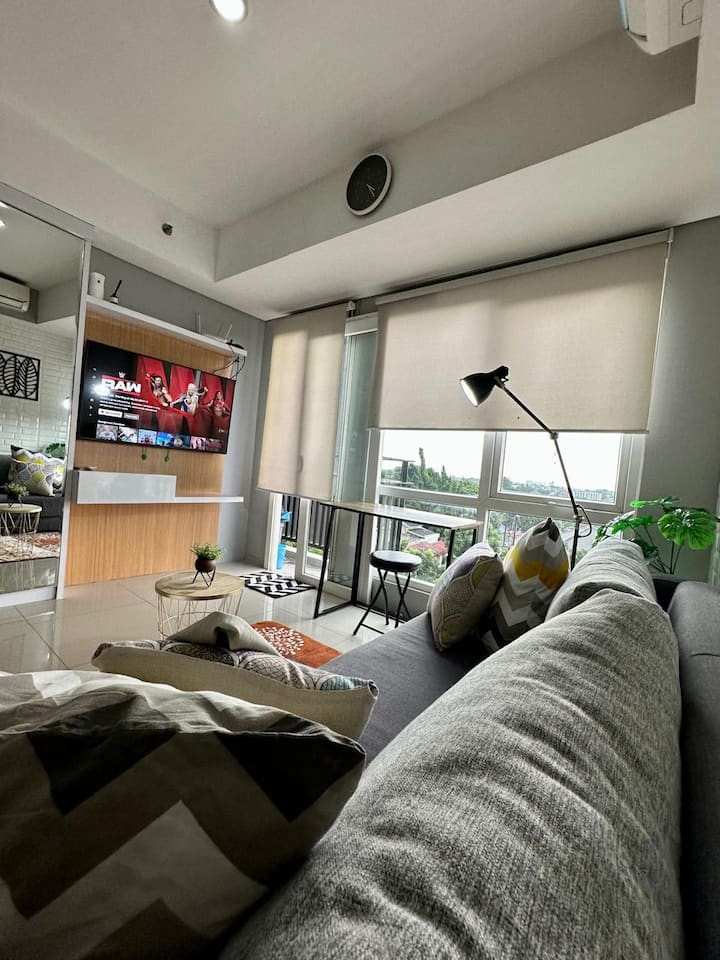 Apt With 50" Ultra Hd Tv, Netflix & Large Sofa Bed - Jakarta