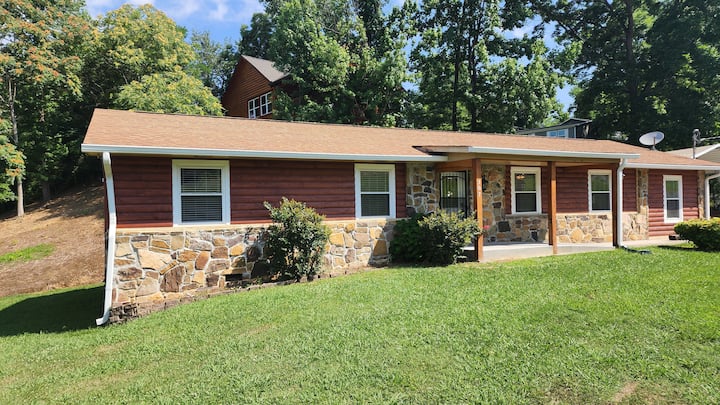 Bryan's Brookside Bungalow W/ Hot Tub & Pet Area - Pigeon Forge, TN