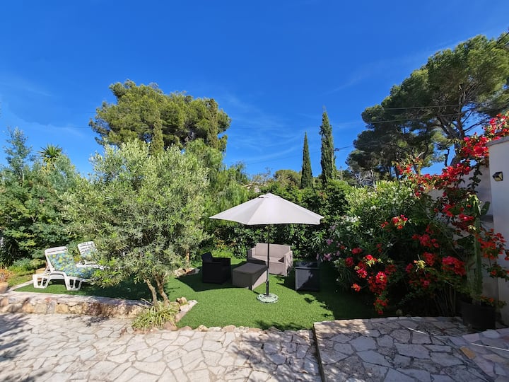 Villa Entre Mer Et Forêt à 2 Minutes à Pied De La Plage.
Vous Résiderez Au Calme Dans Un Quartier Proche De Plages Et De Criques Préservées Du Tourisme De Masse.
Fabregas Est Un Lieu Unique Qui Vous Enchantera. - La Seyne-sur-Mer