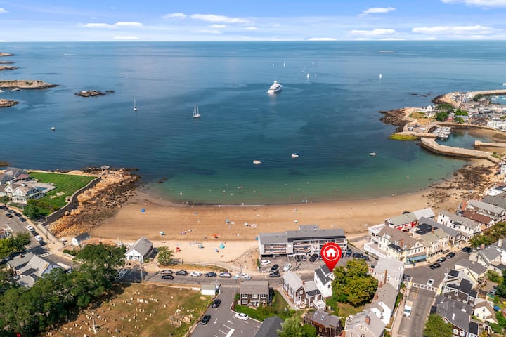 Front Beach House Getaway! - Penzance Road, MA