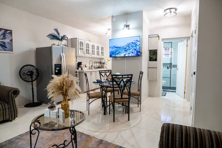 Upscale Cozy Coastal Condo - Jamaica