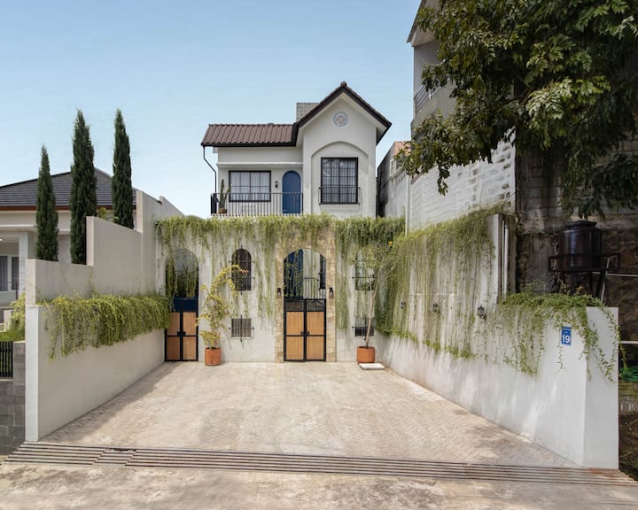 Moroccan Tropical Home Bandung 4br | Netflix & Bbq - Bandung