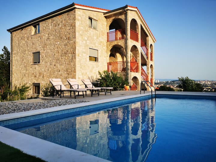 Panoramic Balcony Apt With Pool & Free Parking - Solin