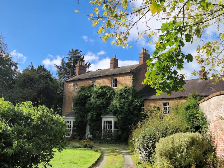 Three Bedrooms In Historic Country House (B&b) - Welshpool