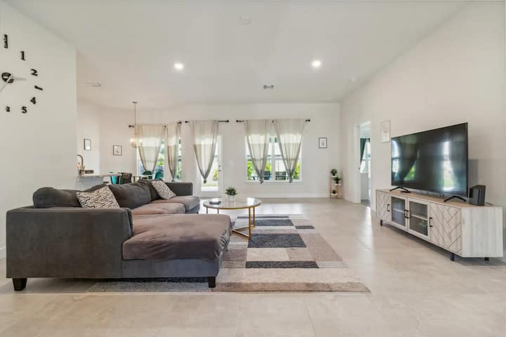 A Spacious Retreat In Desirable Sw Location - Cape Coral, FL