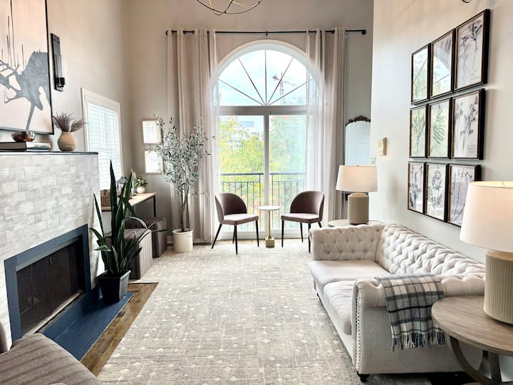 Sun-soaked West Loop Penthouse/private Rooftop/3ba - Chicago, IL