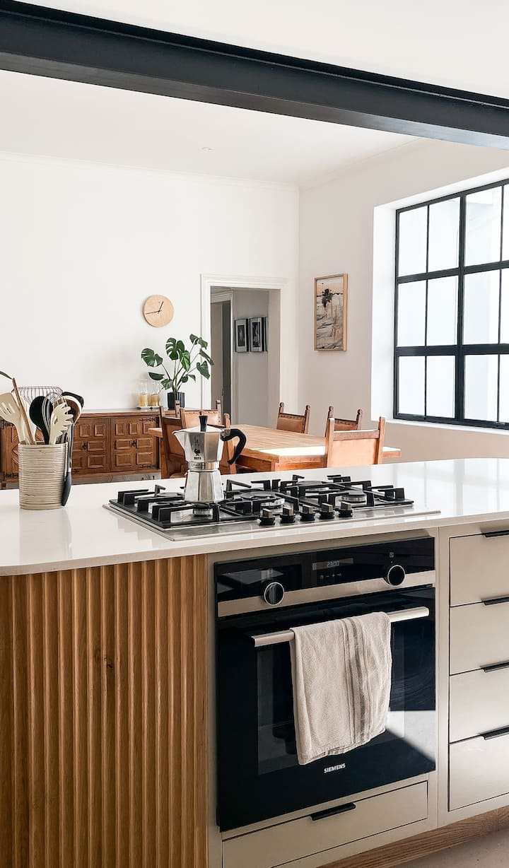 Cheerful Two Bedroom Victorian Home - Le Cap