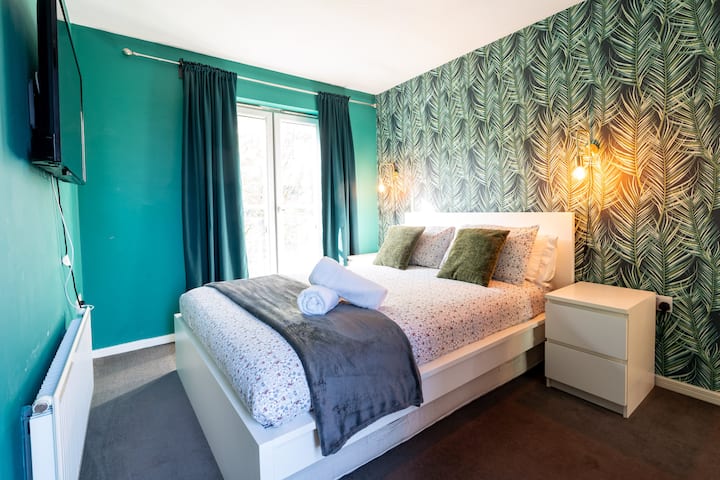 Cheerful 4-bedroom House With Multiple Car Parking - Manchester