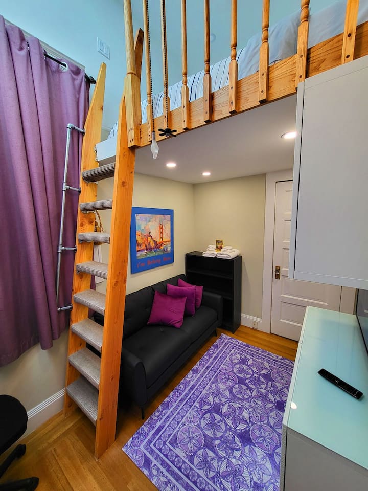 Petite Private Bedroom-loft Bed-best Location - Usa
