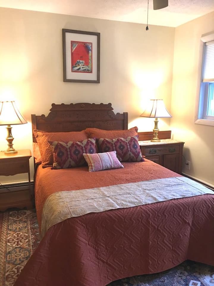 Red Cardinal Room - Burlington, VT
