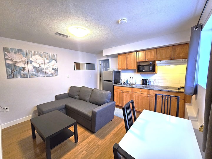 Cozy Home Near Skytrain & Bus - Close To Downtown - North Vancouver
