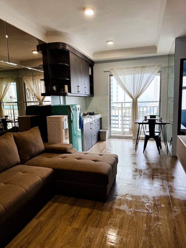 Spacious & Cozy 2 Br Apartment @Prime Location - West Jakarta