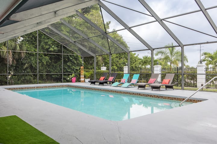 Palm Palace - 2 House Compound Sleeps Up To 22!  Huge Pool And Near The Beaches - Fort Myers, FL