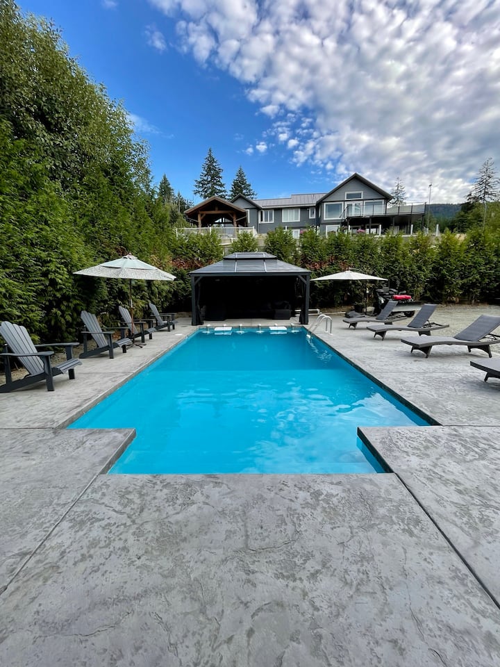 Large Updated 4br Lake View With Pool And Hot Tub - Lake Cowichan