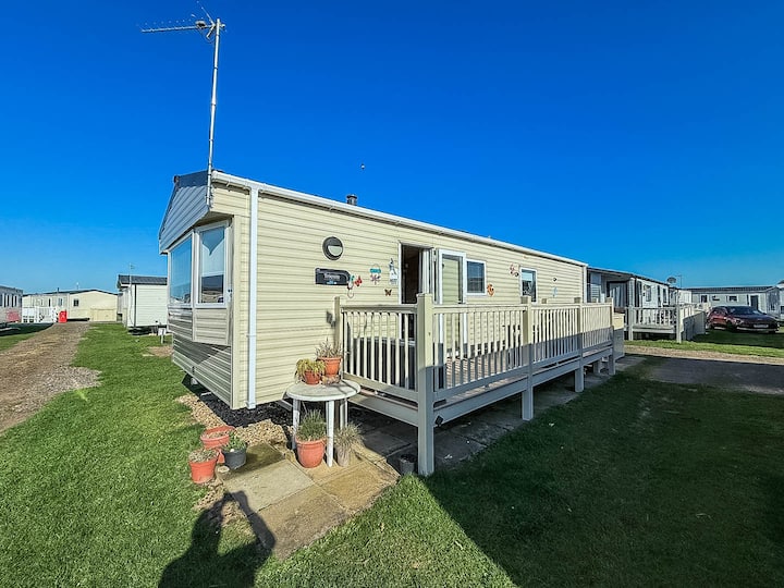 Caravan With Decking In Heacham Ref 21040e - Hunstanton