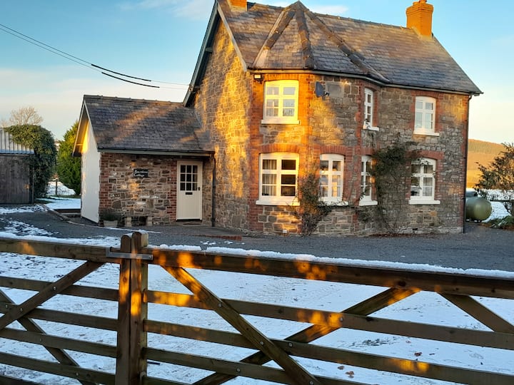 Country Cottage With Far Reaching Views - Herefordshire