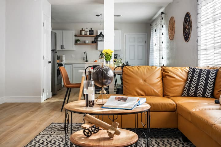 Modern Home Min From Beach& Downtown - Tarpon Springs, FL