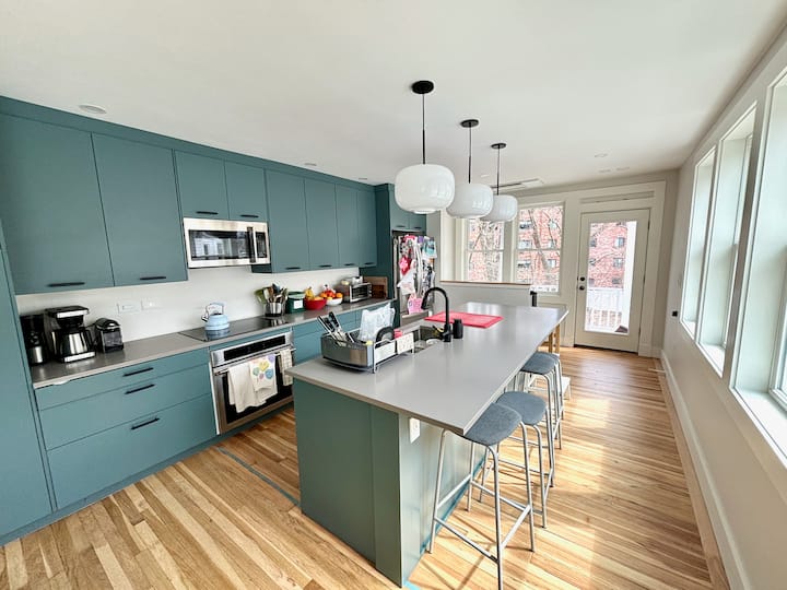 W Camb 4br/2.5ba On Bike Path, Yard, Pets, Light! - Bedford, MA