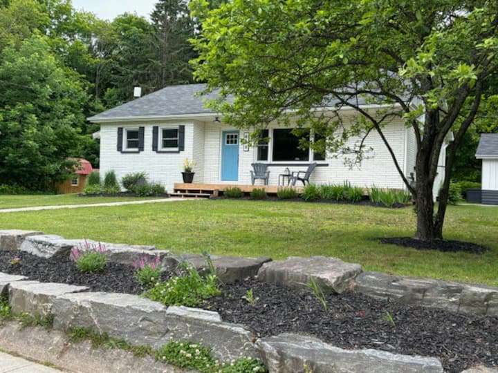 The White Cottage At Mary Lake,  Port Sydney - Huntsville