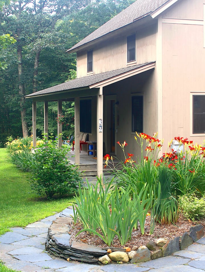 Charming Brookside Artisan Home - Bridge of Flowers