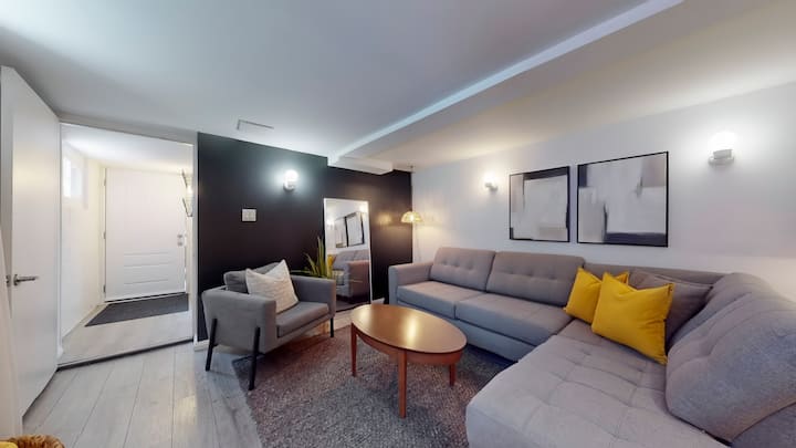 Wychwood Haven: Spacious Lower Level Apartment - 