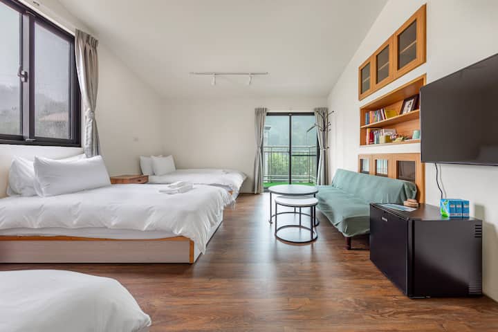 魚兒尖尖民宿-陽台三人房｜魚池市區鬧中取靜｜好停車｜住宿包含手作早餐、小點心 - 中寮鄉