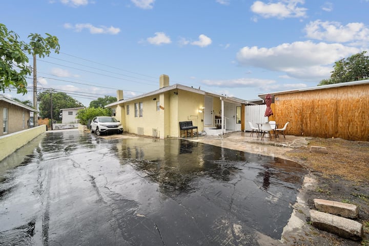 🌴Cheerful 2-bedroom🧡 Residential Home W/backyard - West Palm Beach, FL
