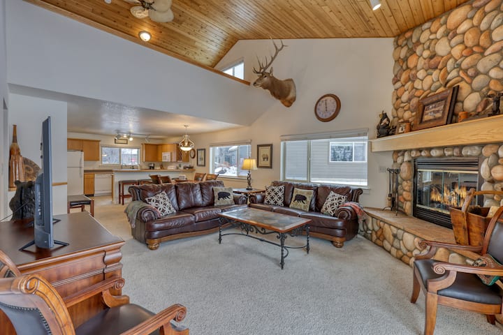 Firelight Cabin Townhome, Cozy Mountain Comfort - Big Sky, MT