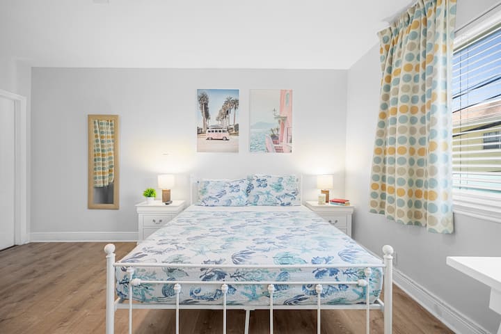 Deluxe 1 King Bed W/ Kitchen,1 Blk From The Beach - Lauderdale-by-the-Sea, FL