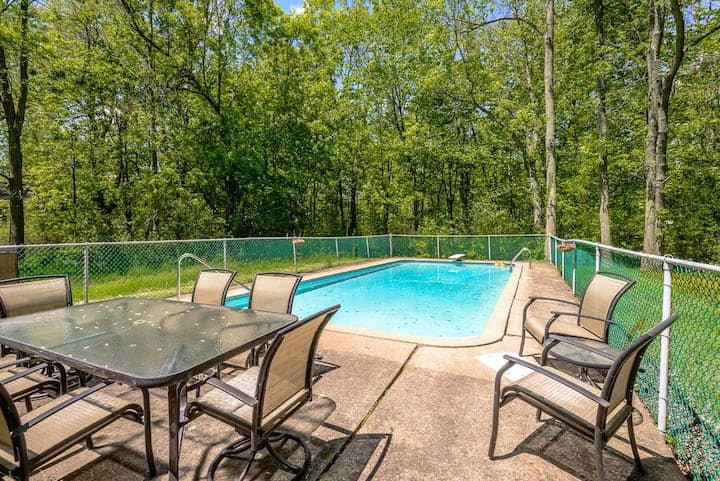 * Pool Escape ~ Close To Waverly Beach & Trails!* - Buffalo, NY