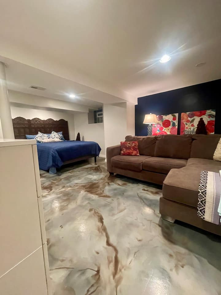 Cozy Garden Suite In Humboldt Park - Chicago, IL