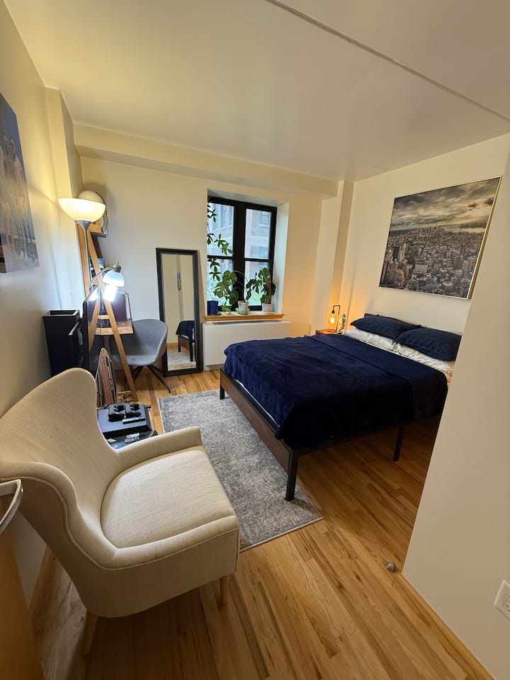 Luscious & Peaceful Private Room In Hell’s Kitchen - New York City