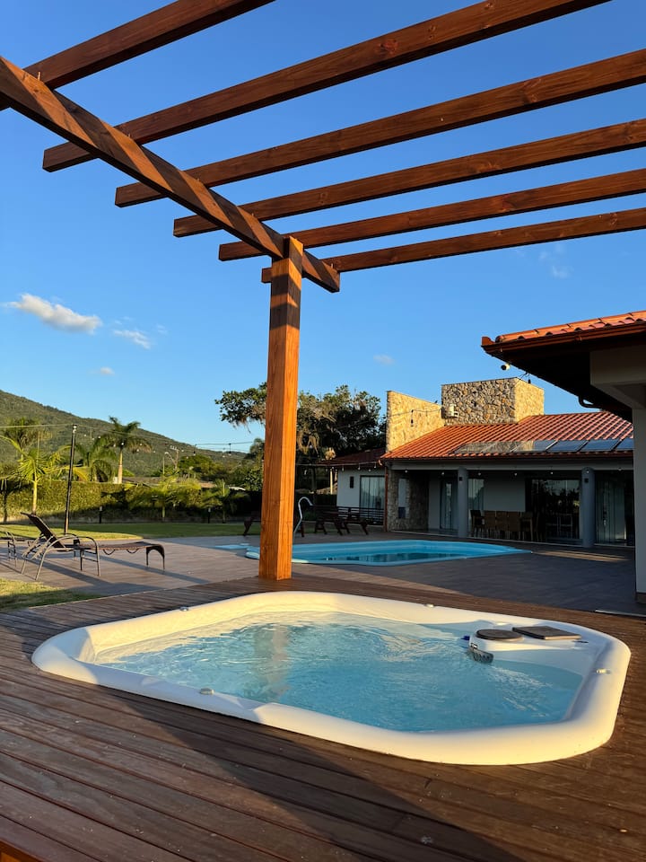 Exclusiva Casa De Campo Próximo à Praia De Jurerê. - Florianópolis