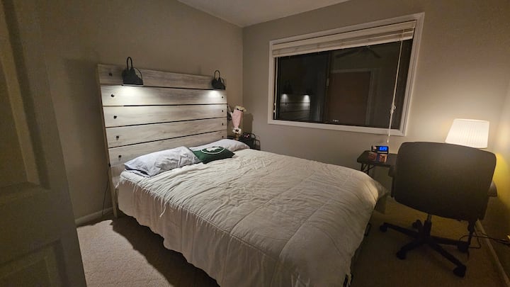 1 Bedroom & 1 Full Private Bathroom In A Townhouse - Arlington Heights, IL