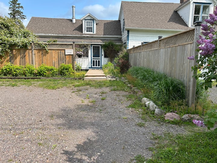 Quaco Cottages - The Shipbuilder's Summer Kitchen - New Brunswick
