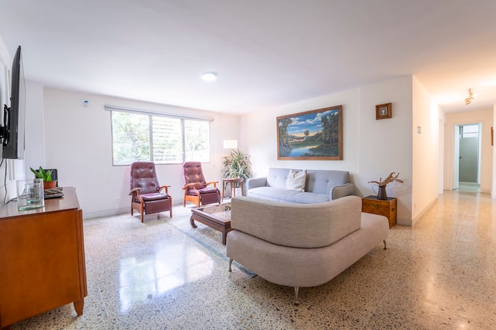 Spacious Provenza Apartment | A/c & Fast Wi-fi - Sabaneta