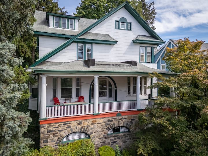 Victorian Gem, 15 Min To Nyc, On Lively Mclean Ave - The Bronx, NY